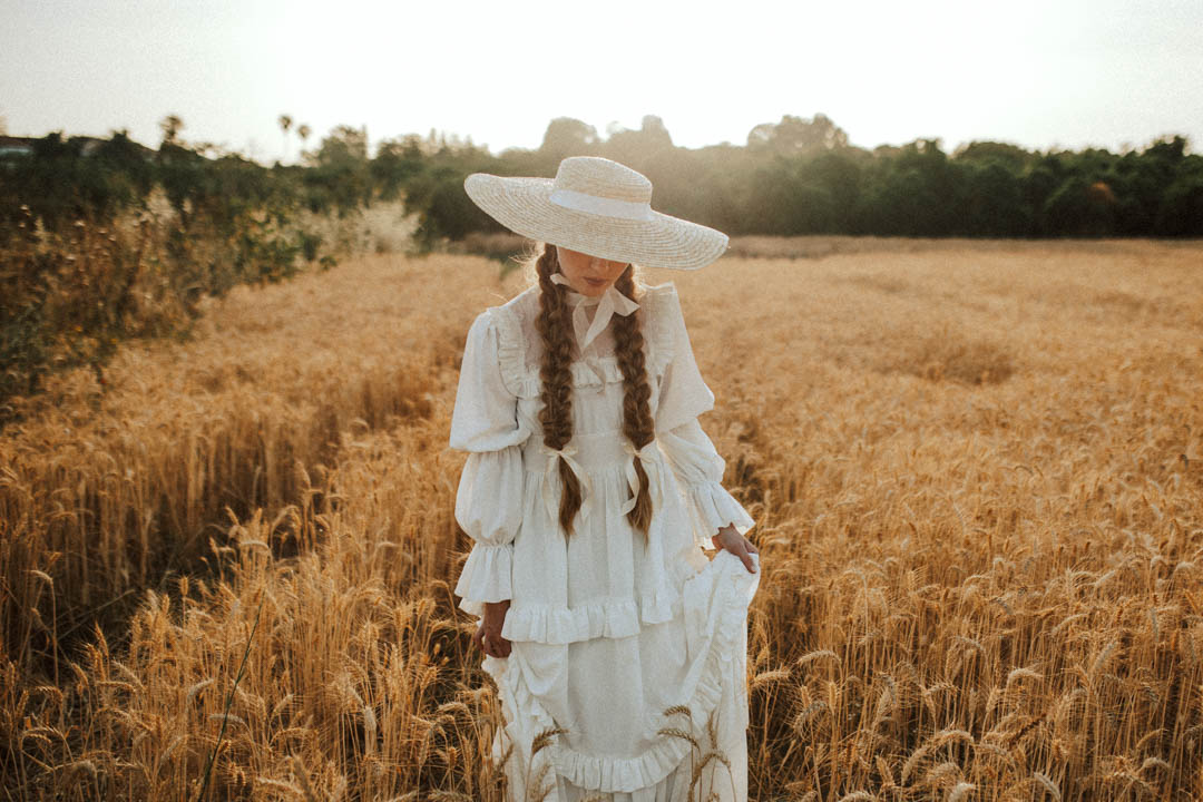 A tea break with Pushkin - Shahar Vin - Weddings Photographer